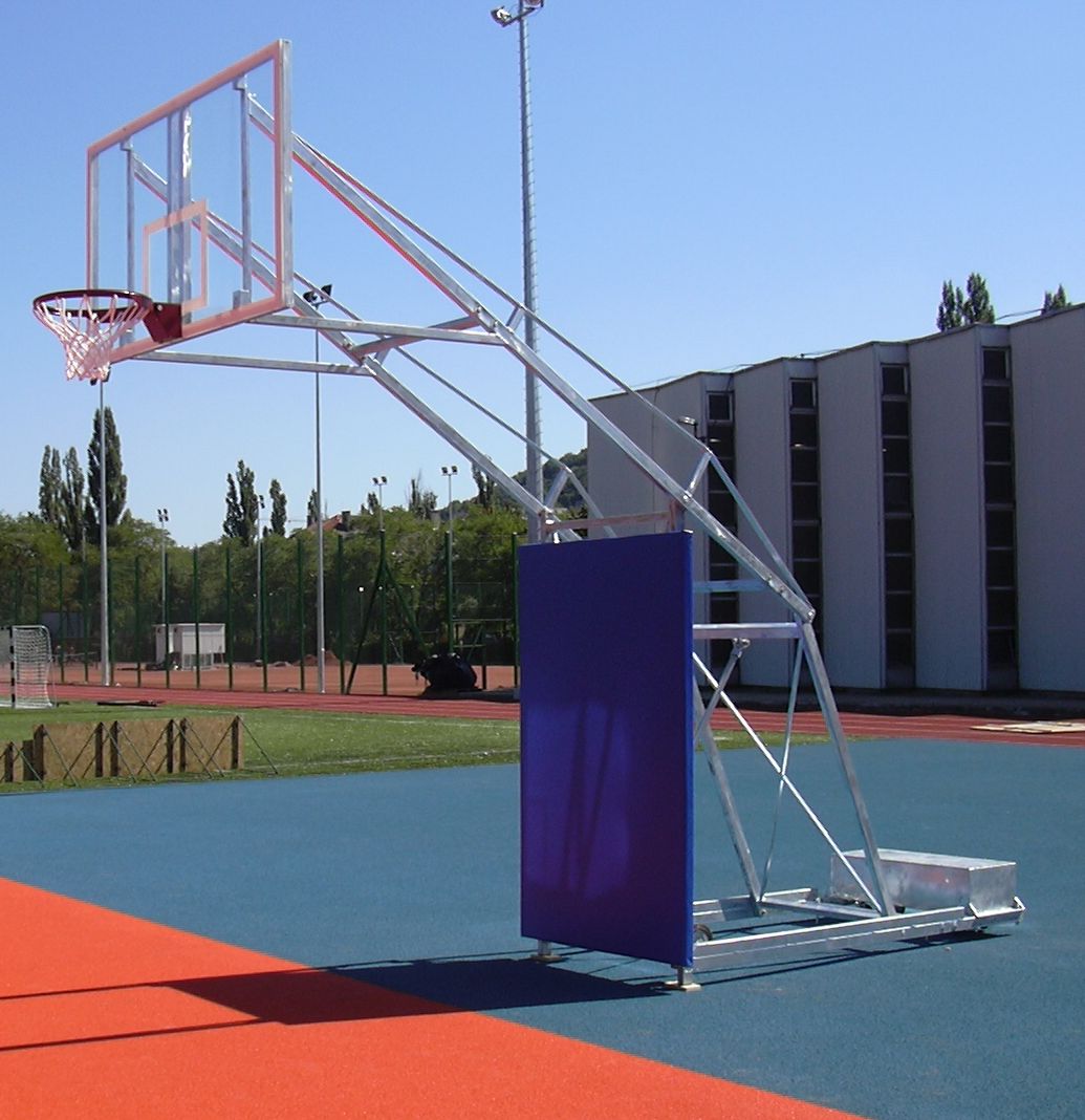 Consola mobila de baschet mobila cu diverse proiectii in teren