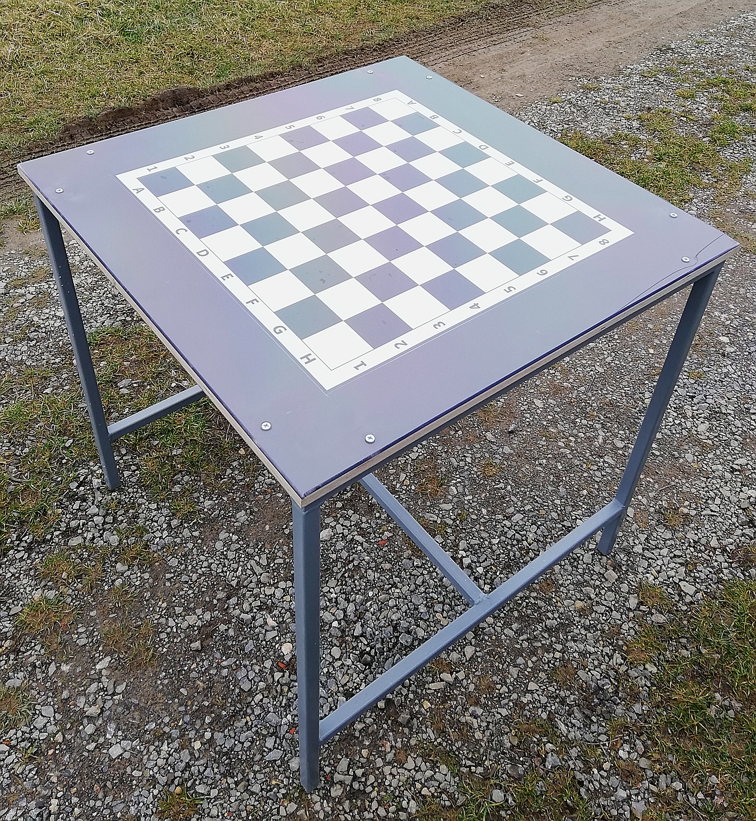 Masa de sah realizata special pentru outdoor, cu picioare reglabile