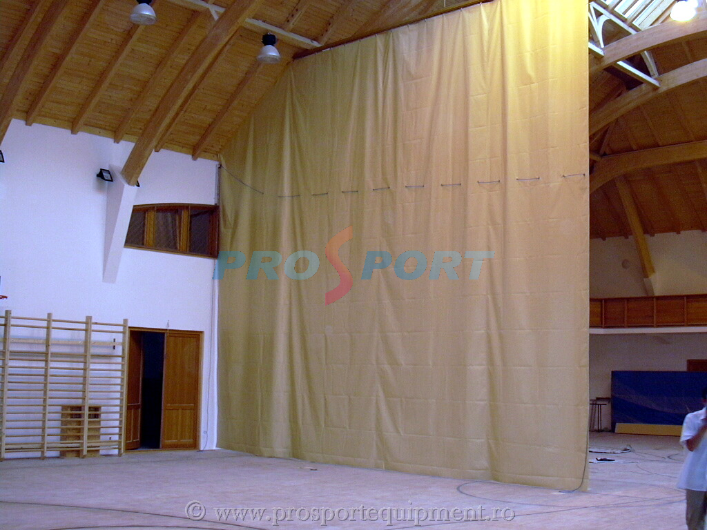 Perdea despartitoare pentru sali de sport, comandata electric